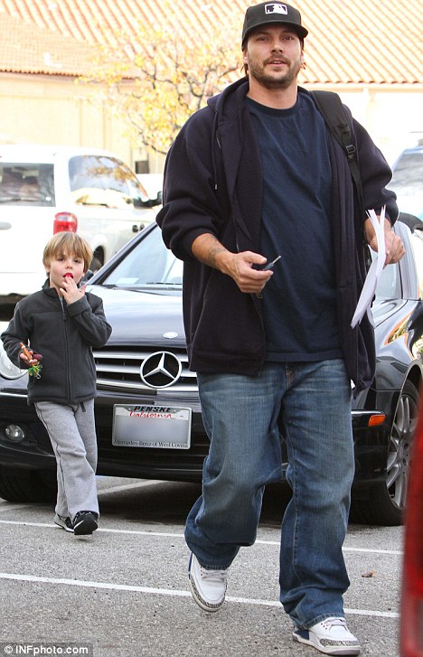 Kevin Federline Goes From K-Fit To K-Fat As He Packs On The Pounds! Kevin Federline Goes From K-Fit To K-Fat As He Packs On The Pounds!